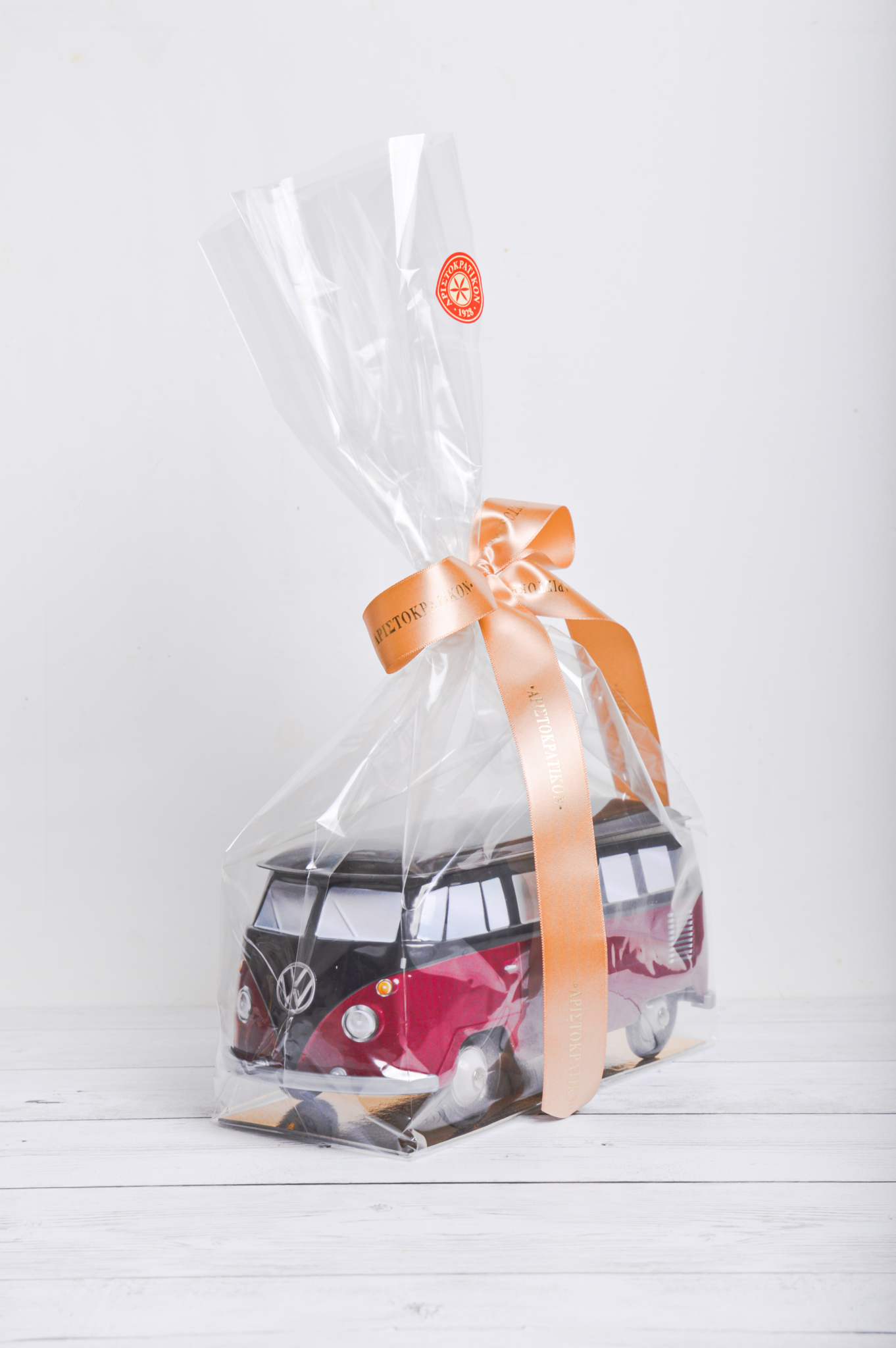 Van VW Red-Black. Tin box with various Chocolates - Αριστοκρατικόν